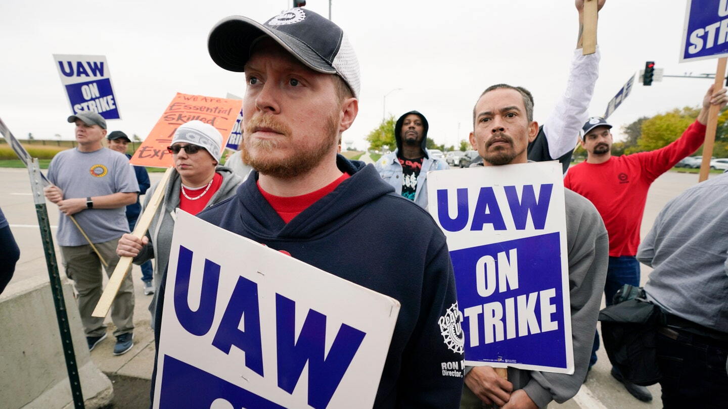 BREAKING: John Deere and UAW Reach New 6-Year Deal, Ending Month-Long ...
