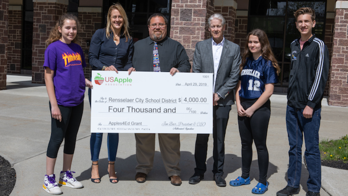 Apple association grant gives NY district a snack station - The Packer