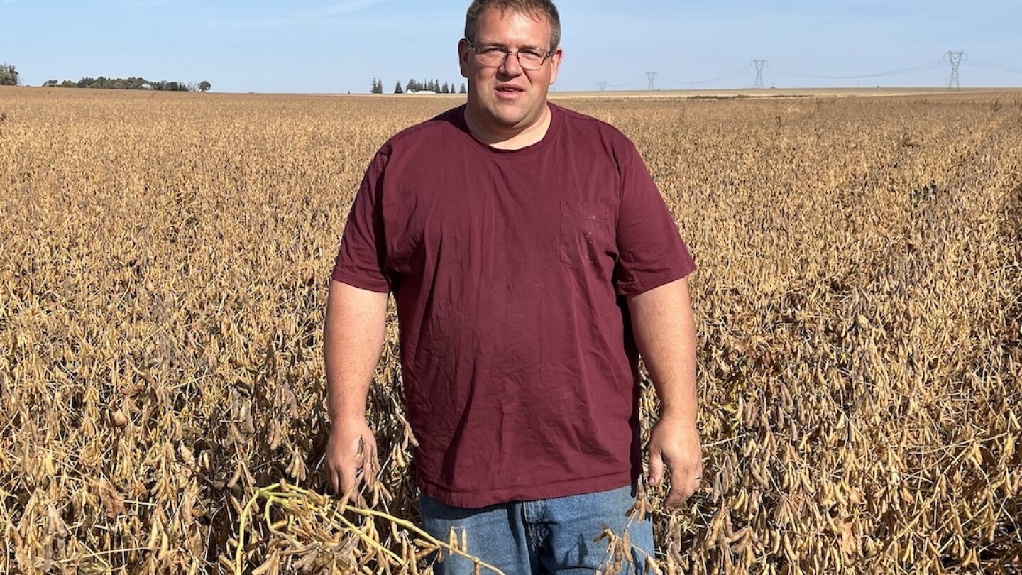 Iowa Farmer Goes Bushels Up and Fertilizer Down with Biologicals - AgWeb