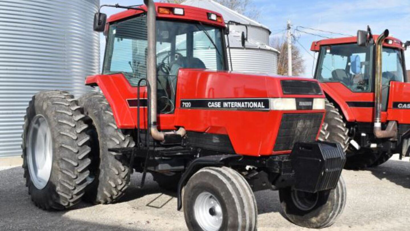 Pete’s Pick of the Week: Pair of Hot Red Tractors - AgWeb