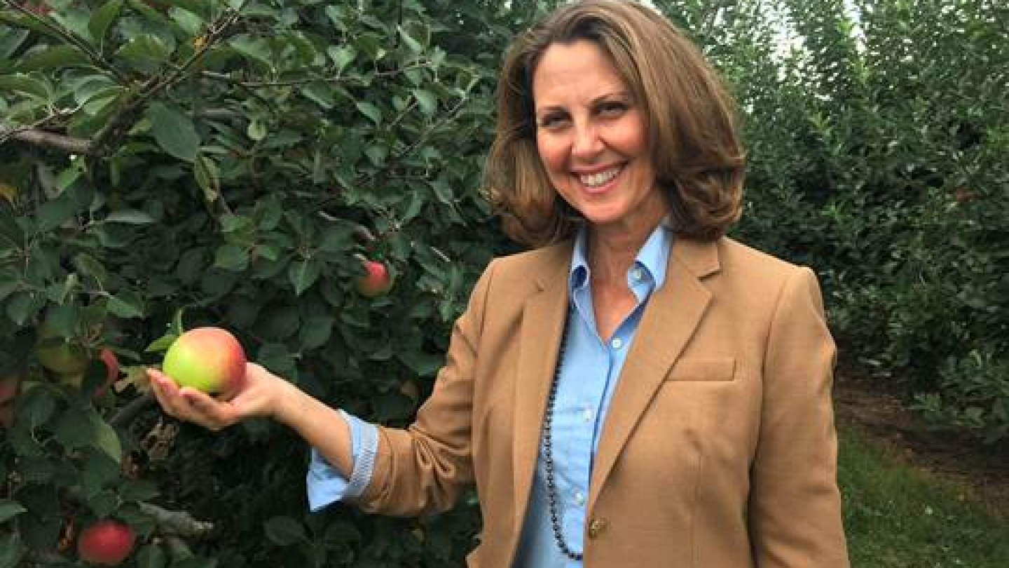 Virginia leaders celebrate the state’s apple harvest - The Packer